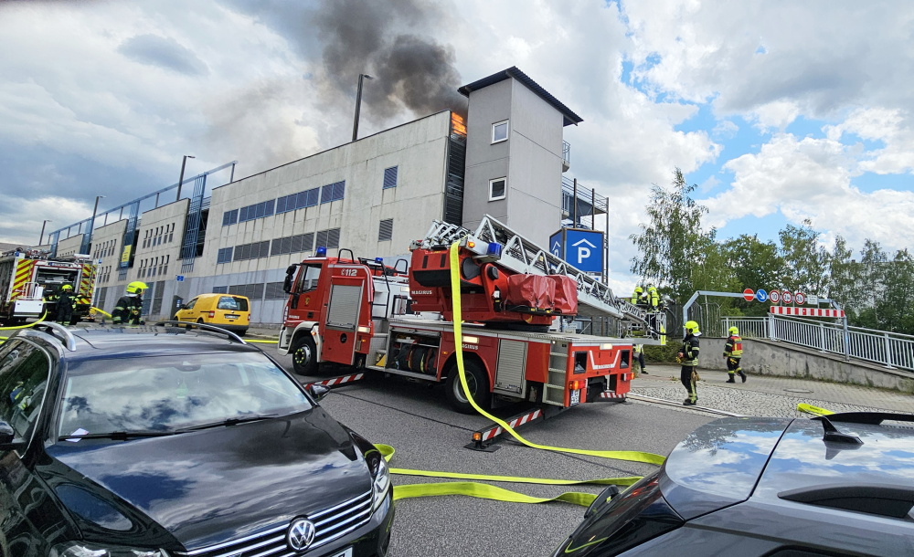 Feuerwehr löscht brennendes Auto auf Parkdeck - Radio Chemnitz